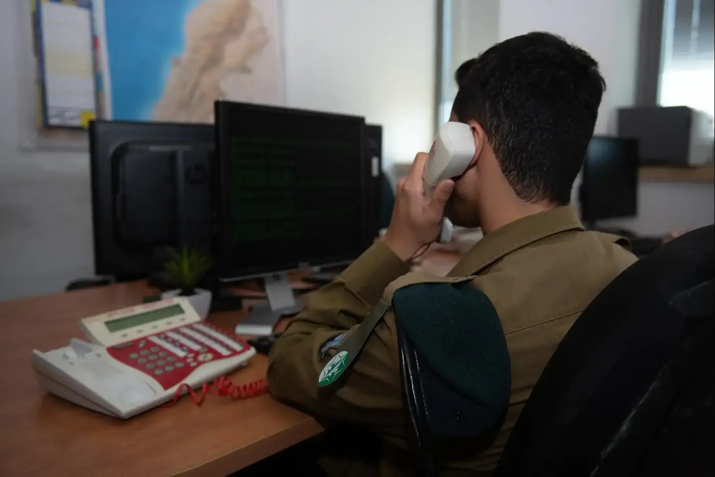 האתגר הנפשי של האלחוטנים שהאזינו לזוועות של מחבלי 7 באוקטובר